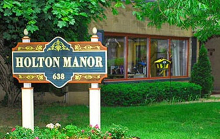 Holton Manor | Nursing Home | Elkhorn Skilled Nursing Facility